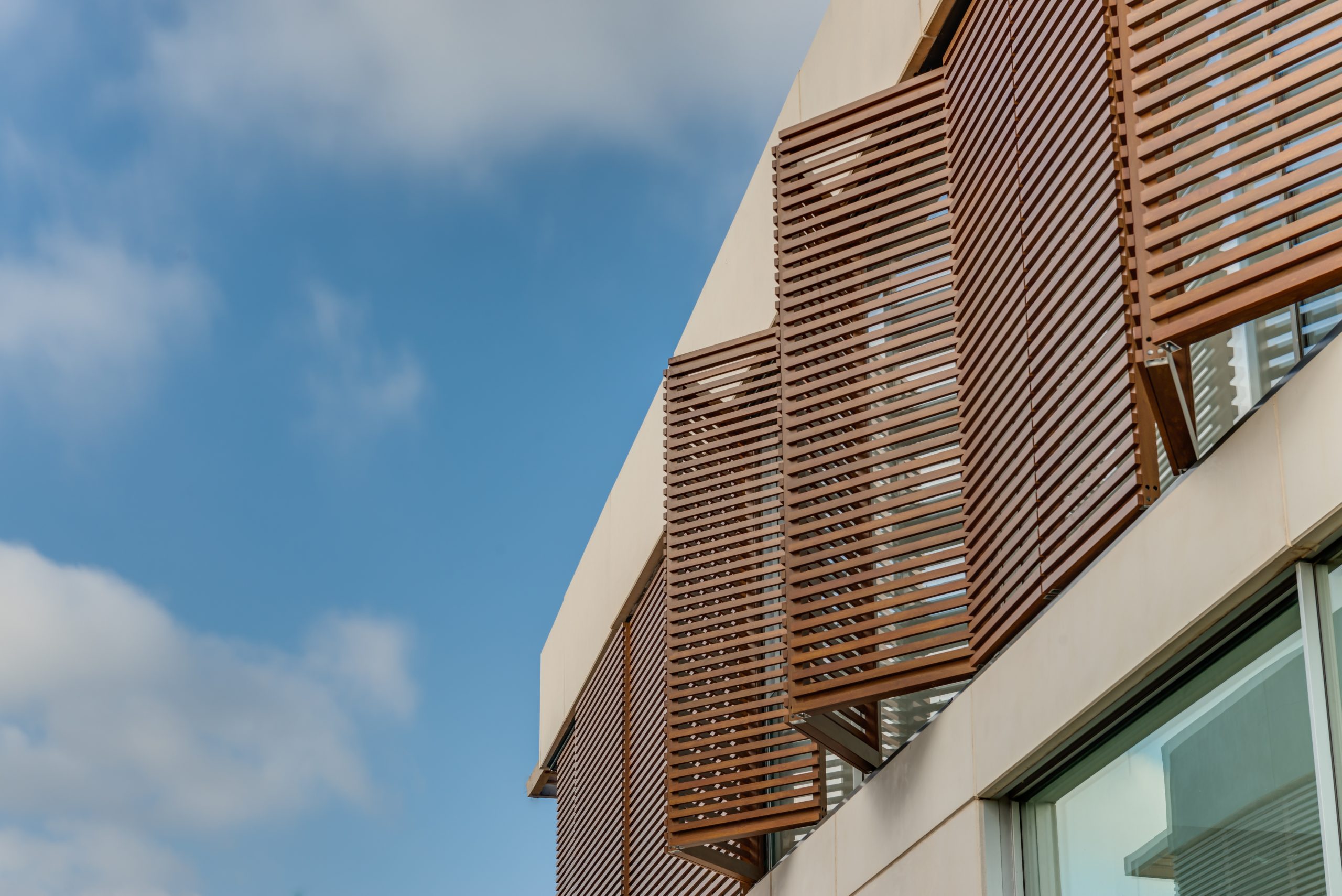 Folding shutters - Morag | פתרונות הצללה מתקדמים